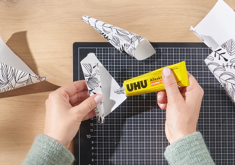 Kranz aus Geschenkpapier basteln | dm