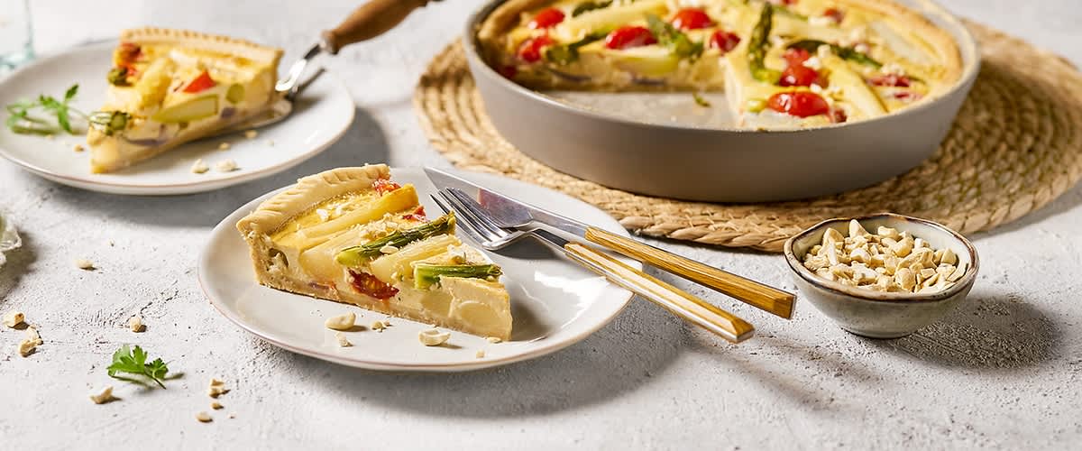 Quiche di asparagi vegana con pomodori e anacardi 🥧 | dm Italia